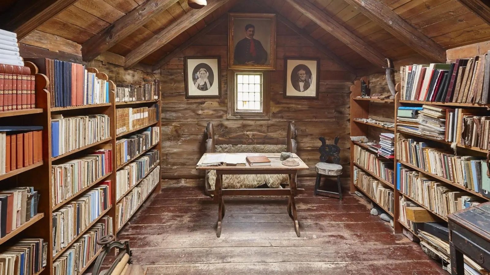 How to Create a Cabin Library - Sahtlamlodge